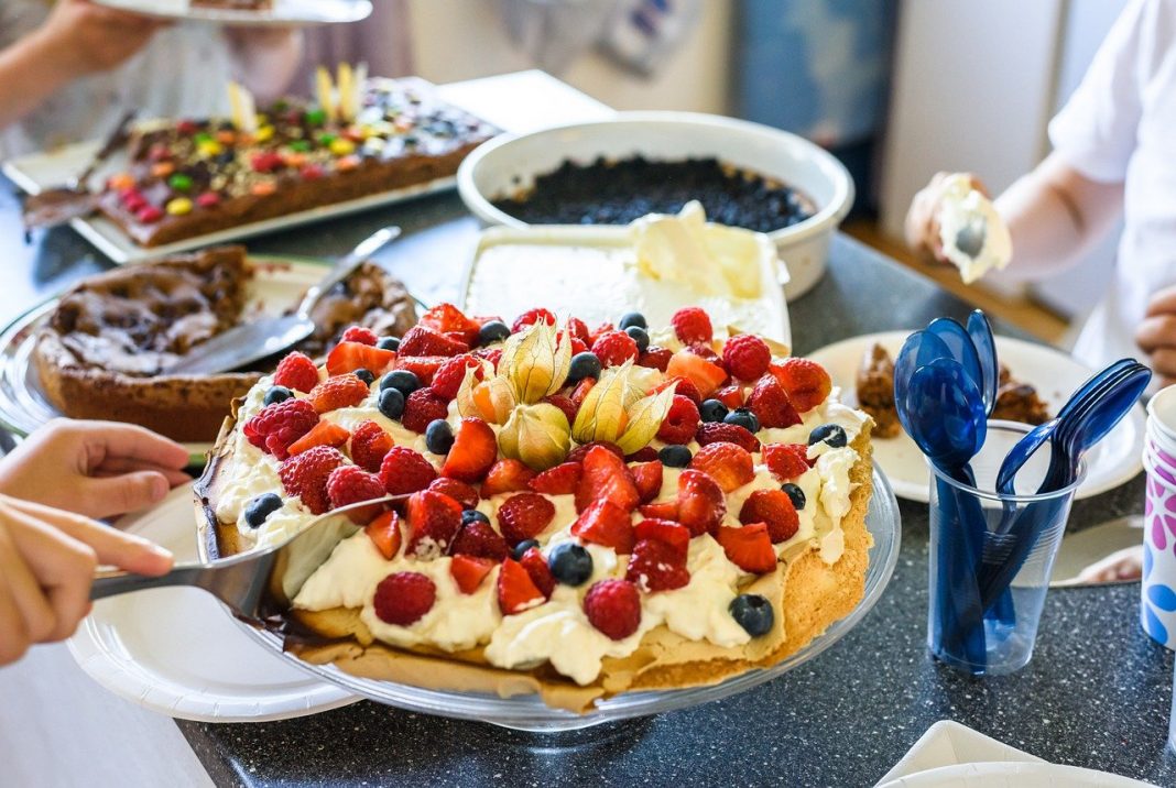 Recept: Pavlova torta - popularni hrskavi desert s jagodama - Hrvatska ...