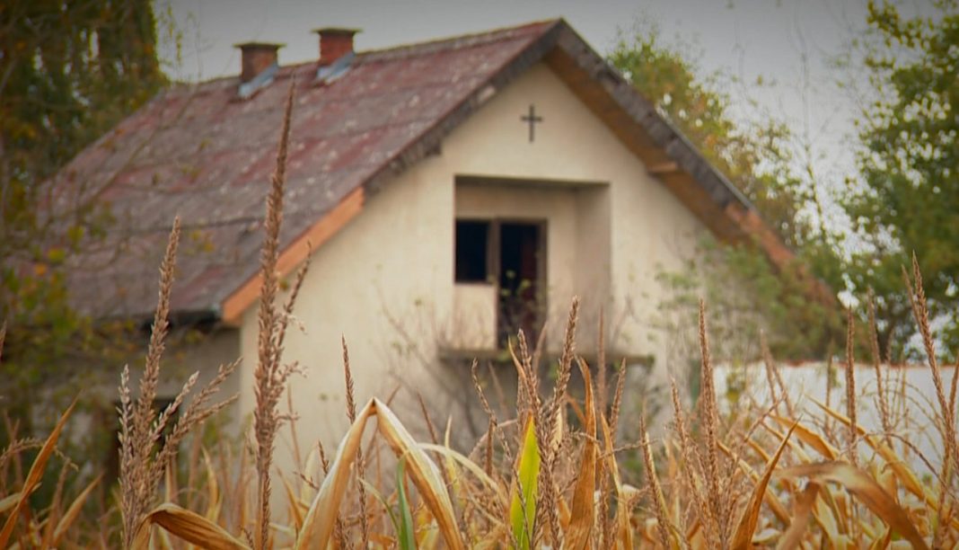 Gleda vas žena bez očiju, ako prespavate, osijedit ćete. Ukleta kuća u ...