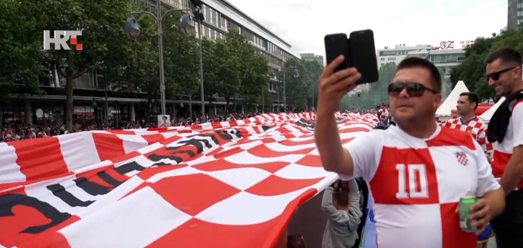 Navijači razvili najveću hrvatsku zastavu prije utakmice Vatrenih - Hrvatska danas