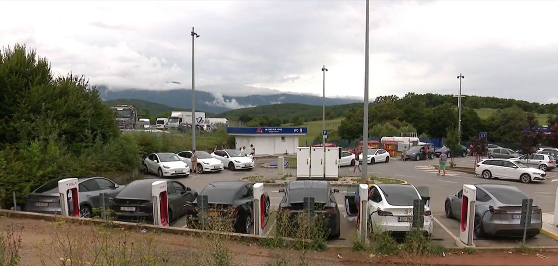 Kolaps na cestama za more, ogorčeni vozači auta na struju: Ovo je prvi ...